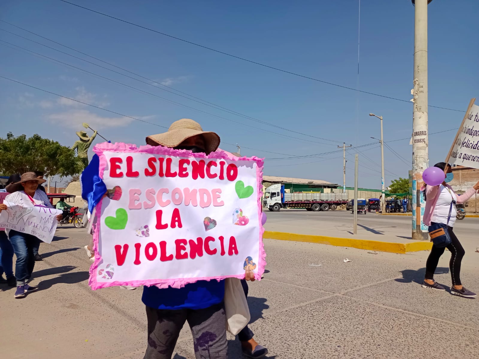 Mujeres marchan para exigir celeridad en casos de violencia en Tambogrande - Cutivalú Piura