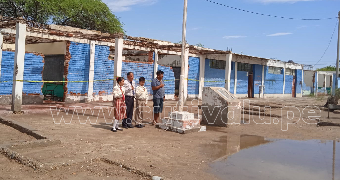 Sechura: Escolares inician clases en aulas prefabricadas y con agua empozada - Cutivalú Piura