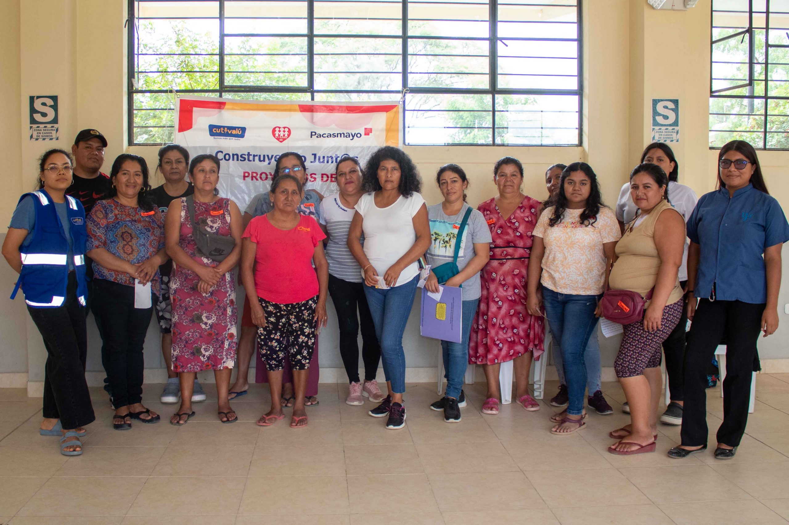 Alrededor de 20 madres y padres de familia de Fe y Alegría N.° 49 aprenden sobre la regulación ...