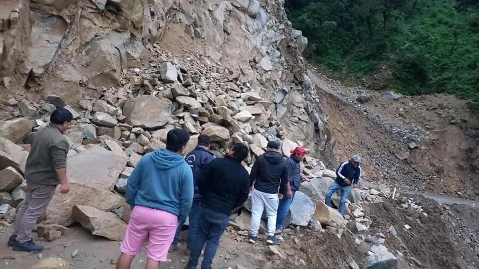 Vehículos quedan varados por derrumbes en carretera Canchaque ...
