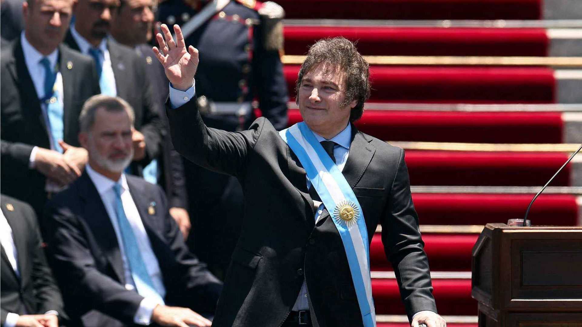 Con rotundo NO HAY PLATA Milei asume presidencia de Argentina